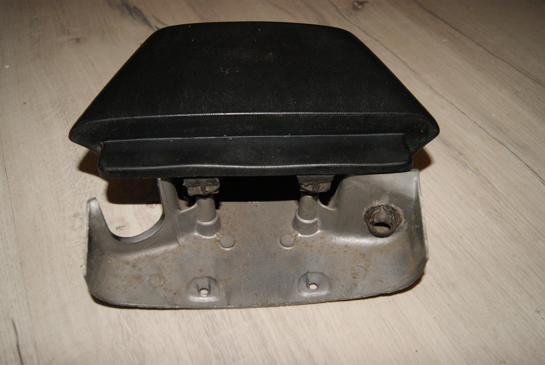 Upper and lower steering column cover - Miscellaneous - 2002FAQ