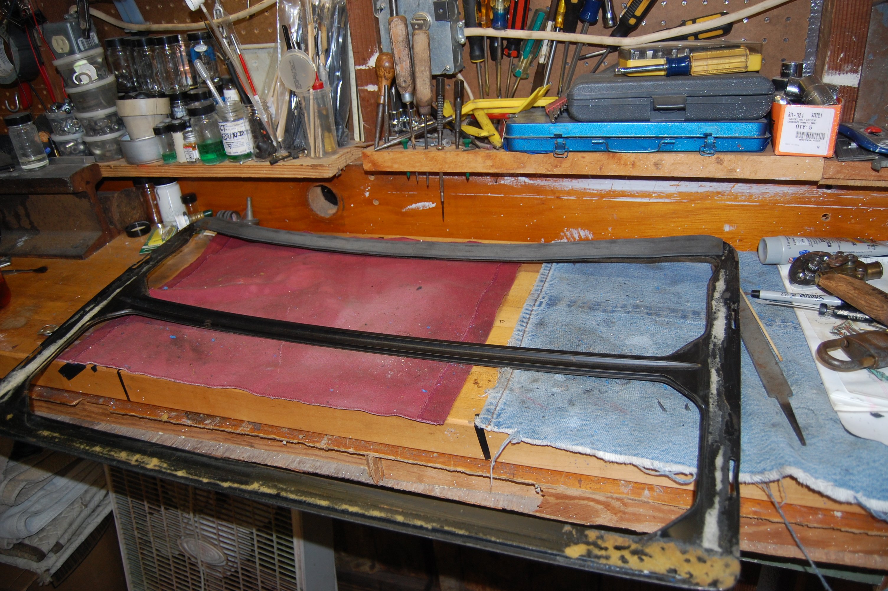 Sunroof panel frame's rubber gasket. |﻿ BMW 2002 and other '02