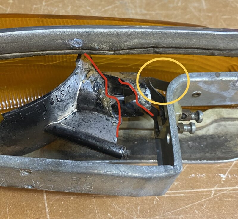 Fixing socket/reflector in front blinker assembly |﻿ BMW 2002 and other '02