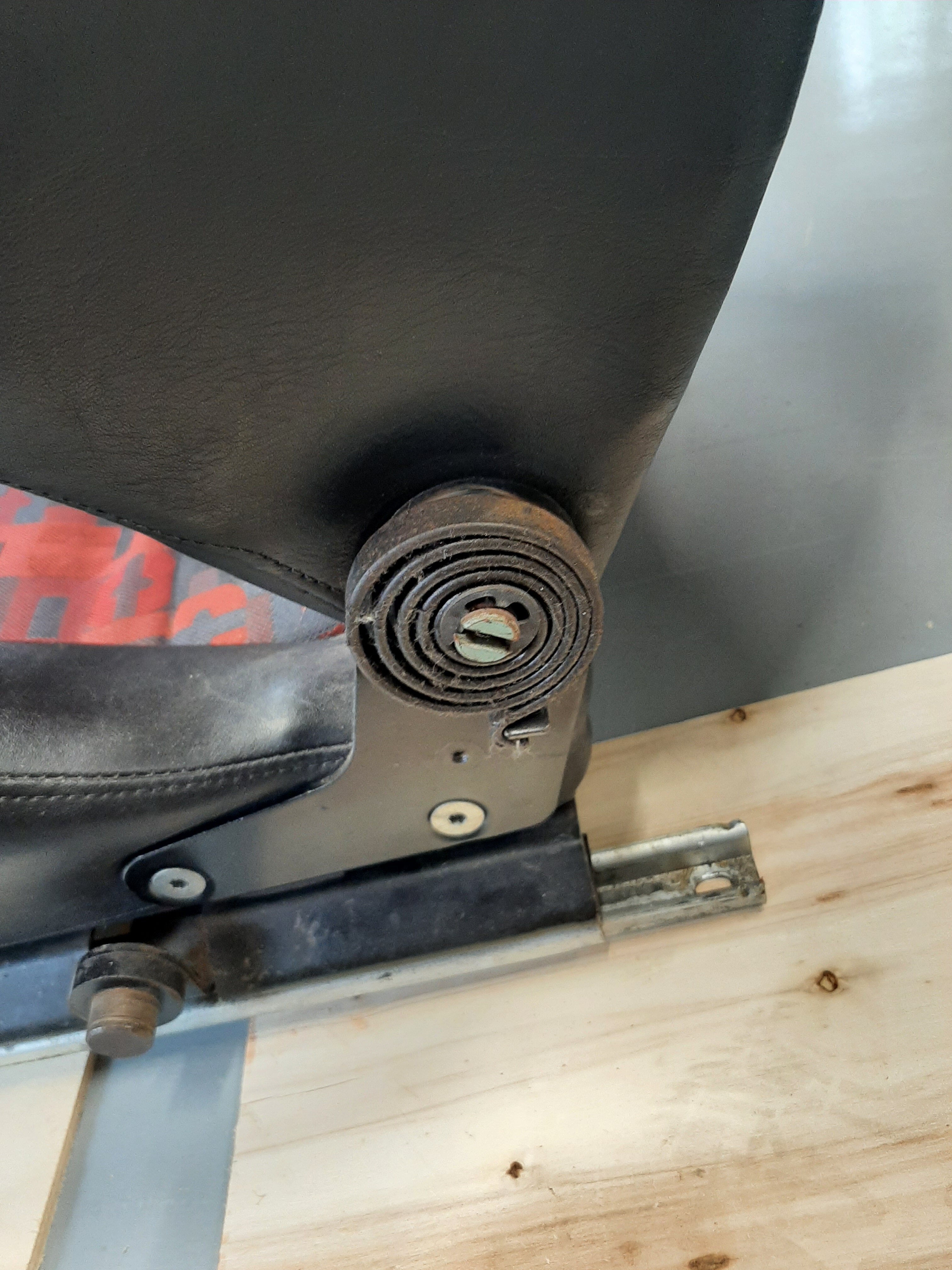 E21 recaro does not spring forward but backwards |﻿ BMW 2002 and other '02