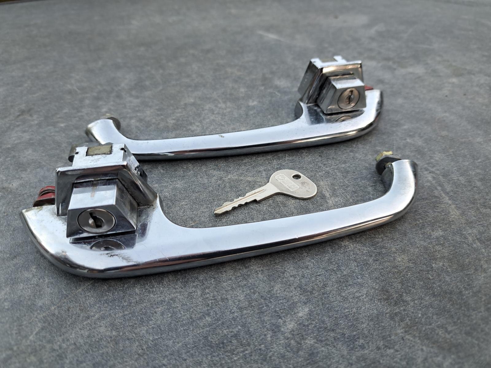 Door lock left + right w/new key, matching numbers |﻿ Body and Interior