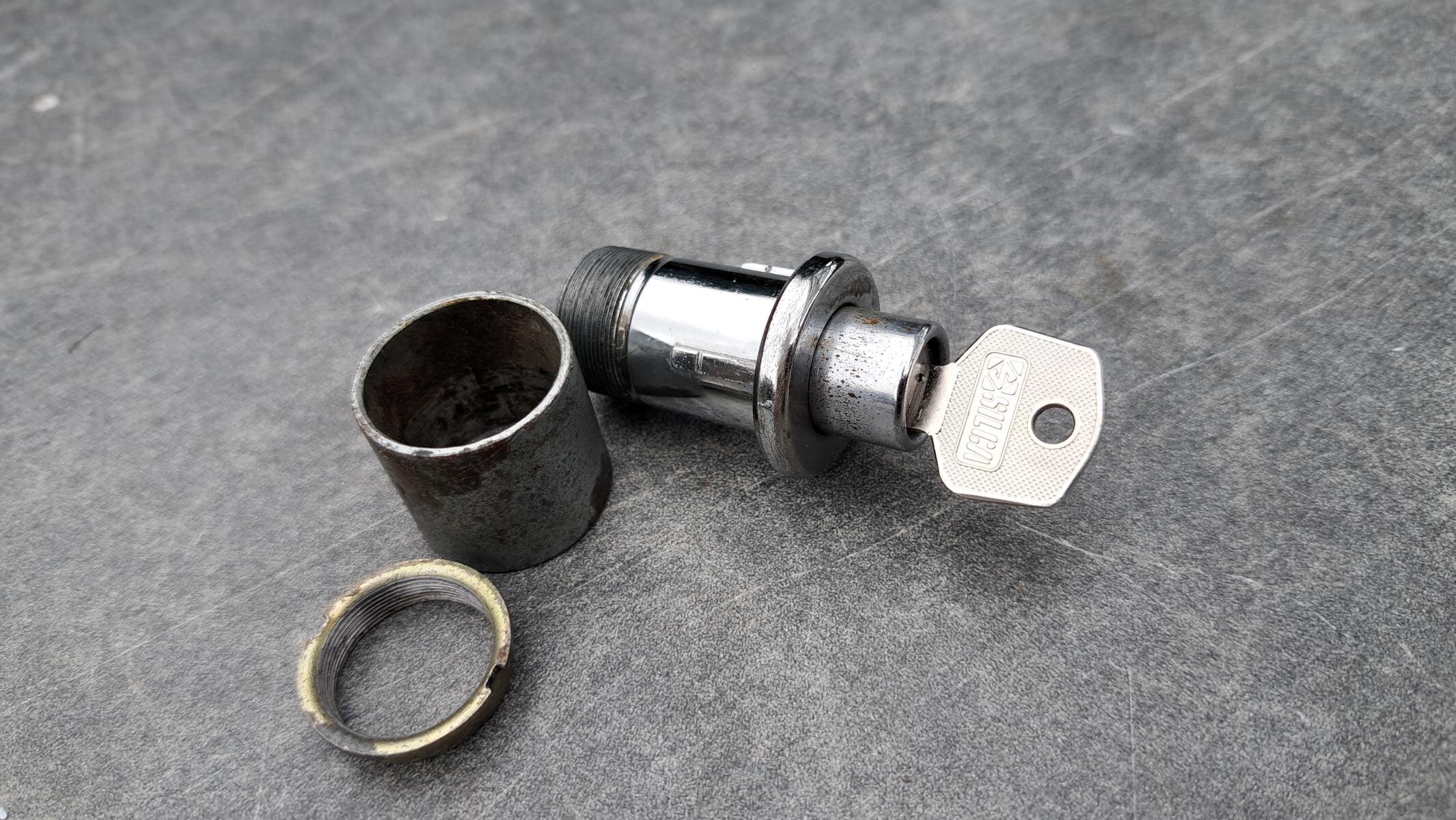 Trunk lock w/new key - Body and Interior - 2002FAQ