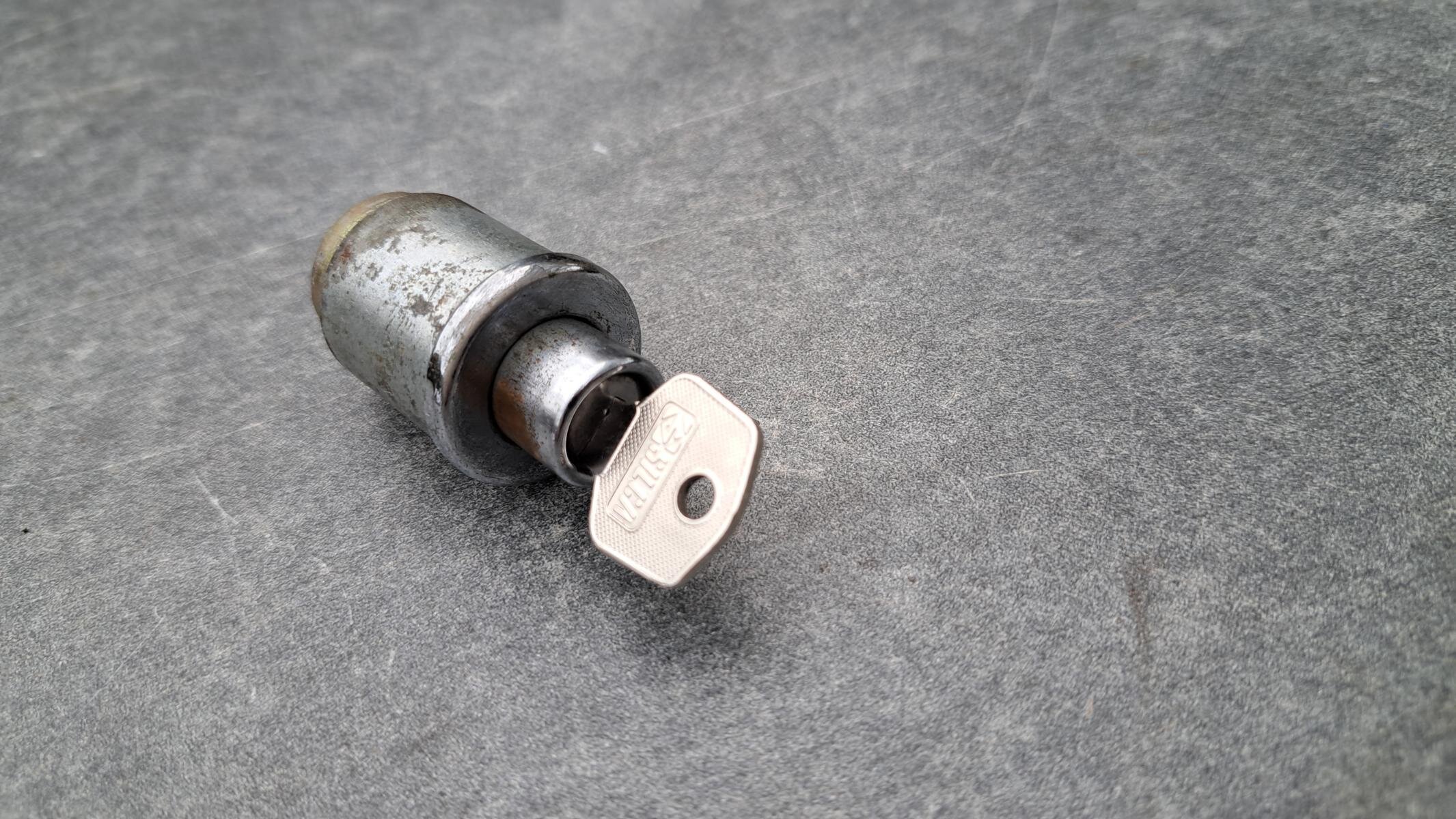 Trunk lock w/new key - Body and Interior - 2002FAQ