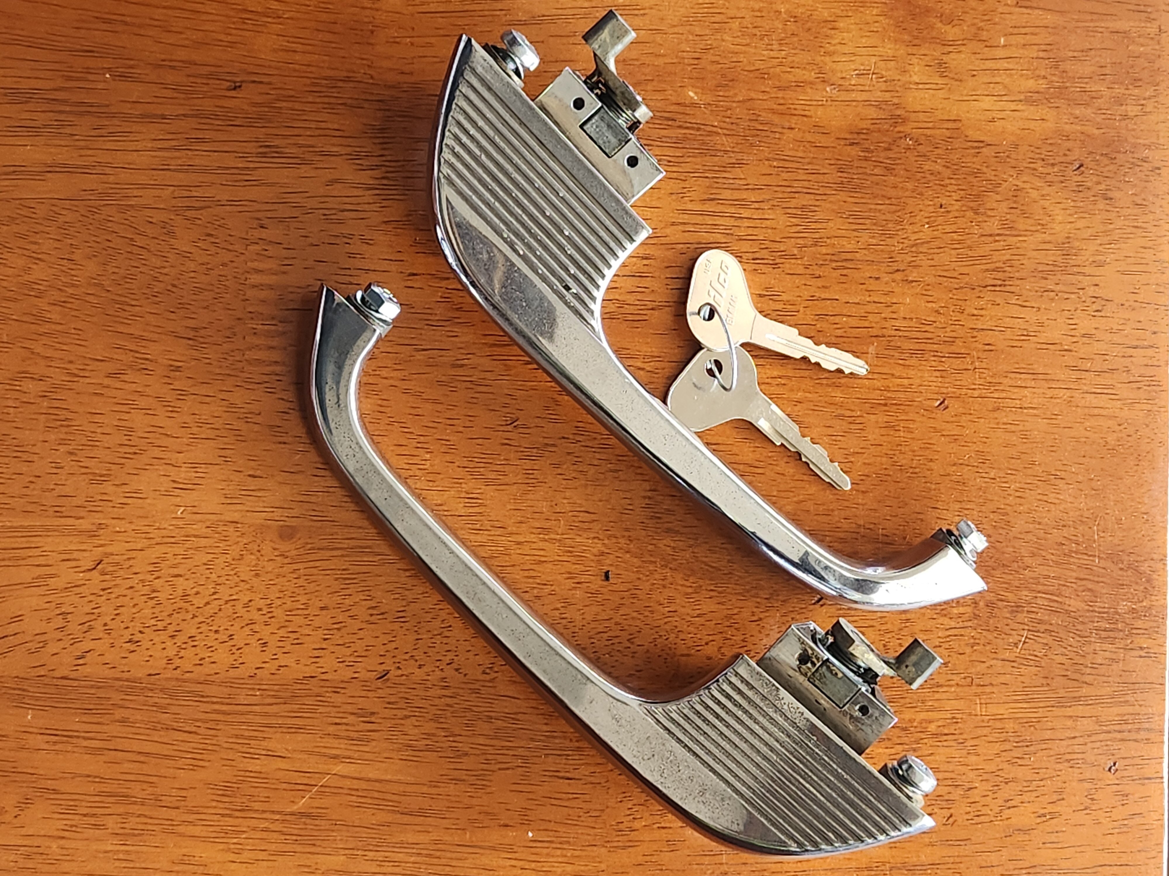 Pair of Door Handles with New Keys - Body and Interior - 2002FAQ
