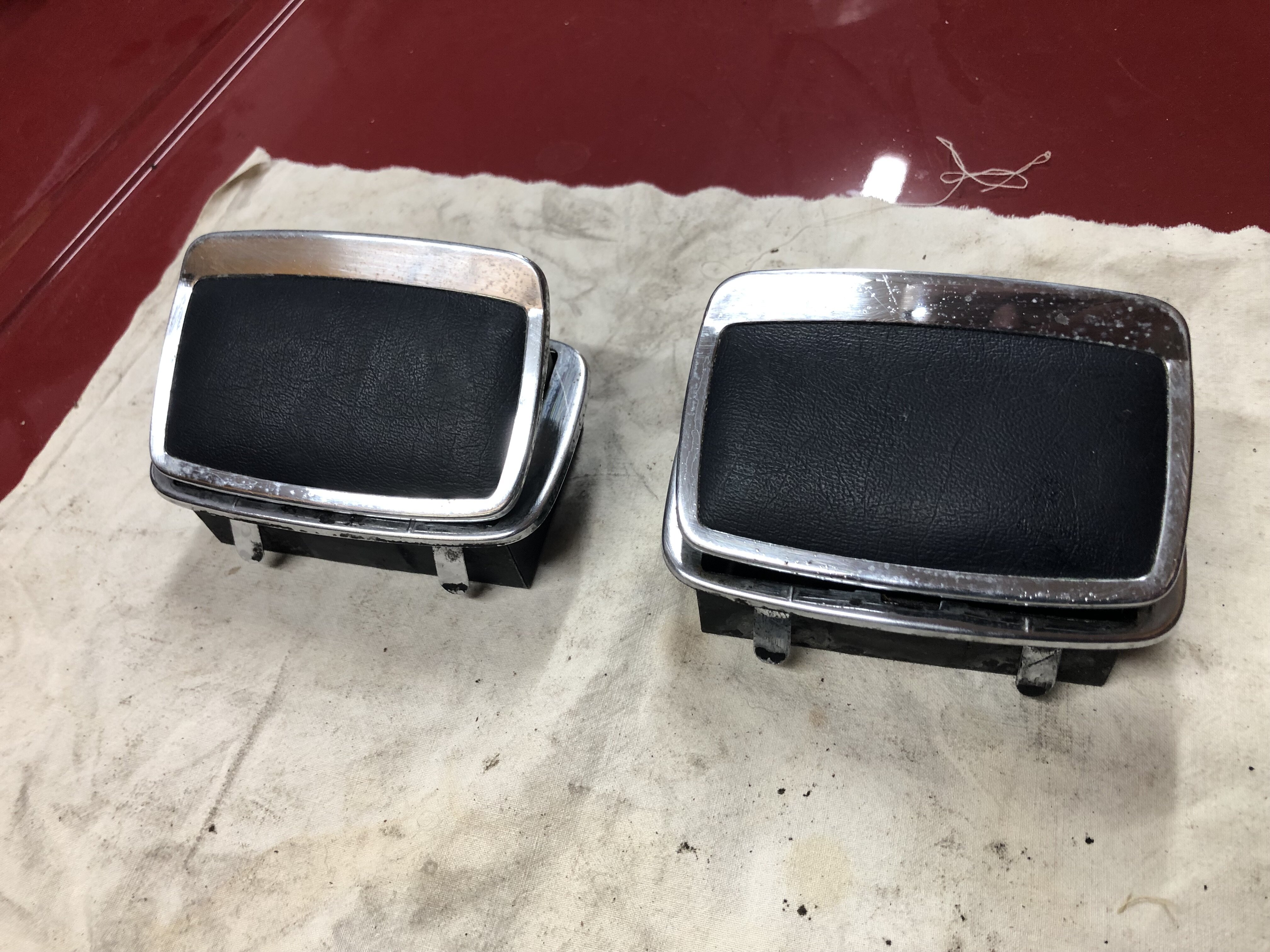 Rear ashtrays in blue - Body and Interior - 2002FAQ