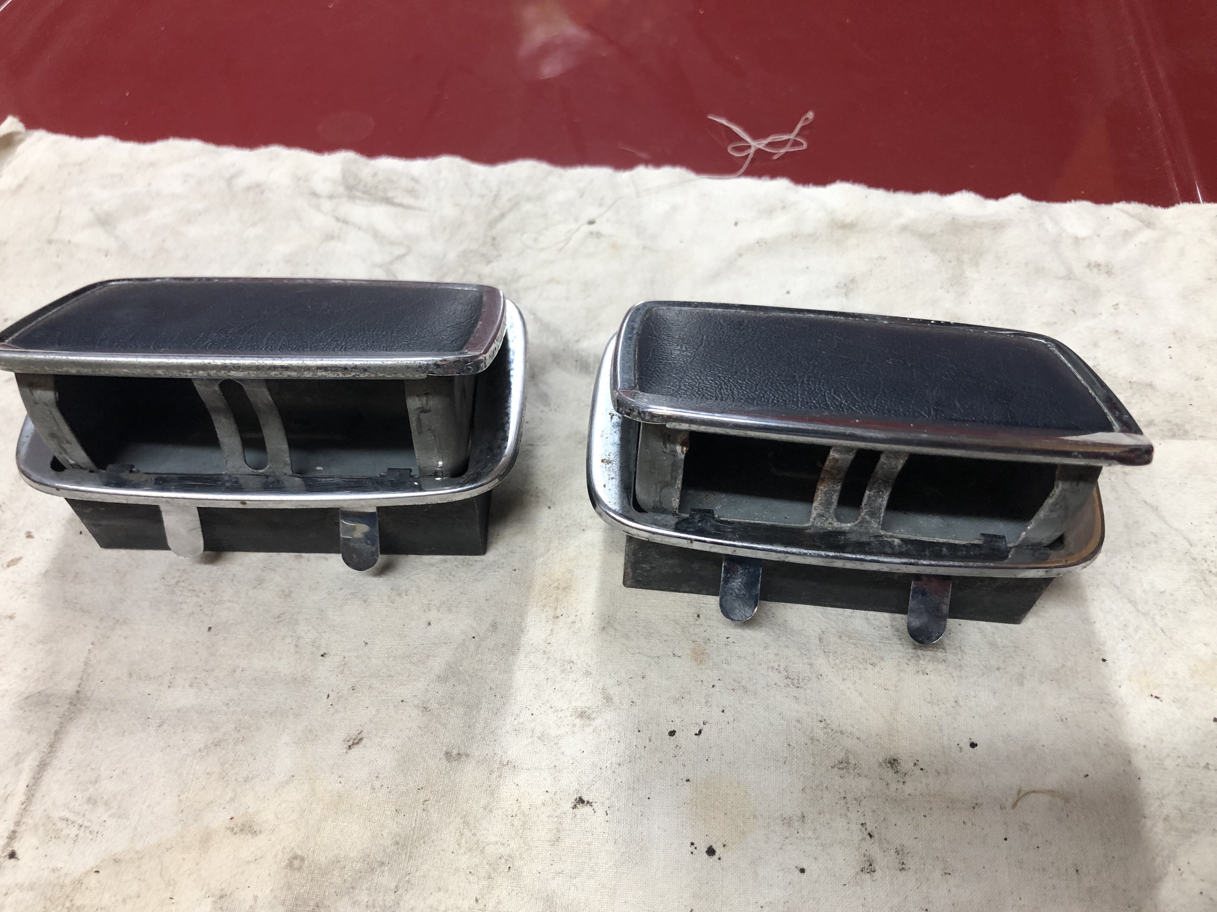 Rear ashtrays in blue |﻿ Body and Interior