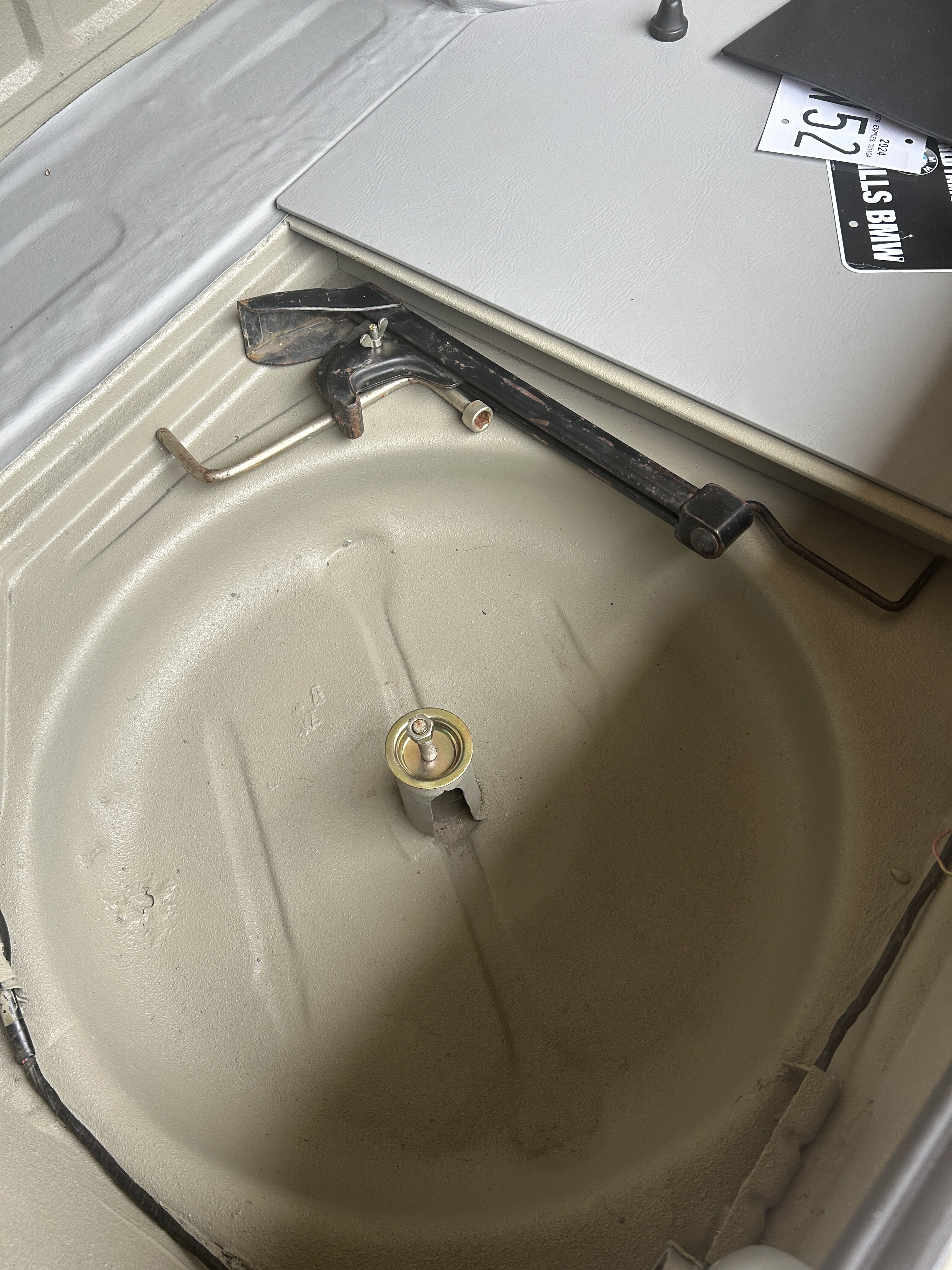 Show me your stock trunk Jack mount - BMW 2002 and other '02 - 2002FAQ