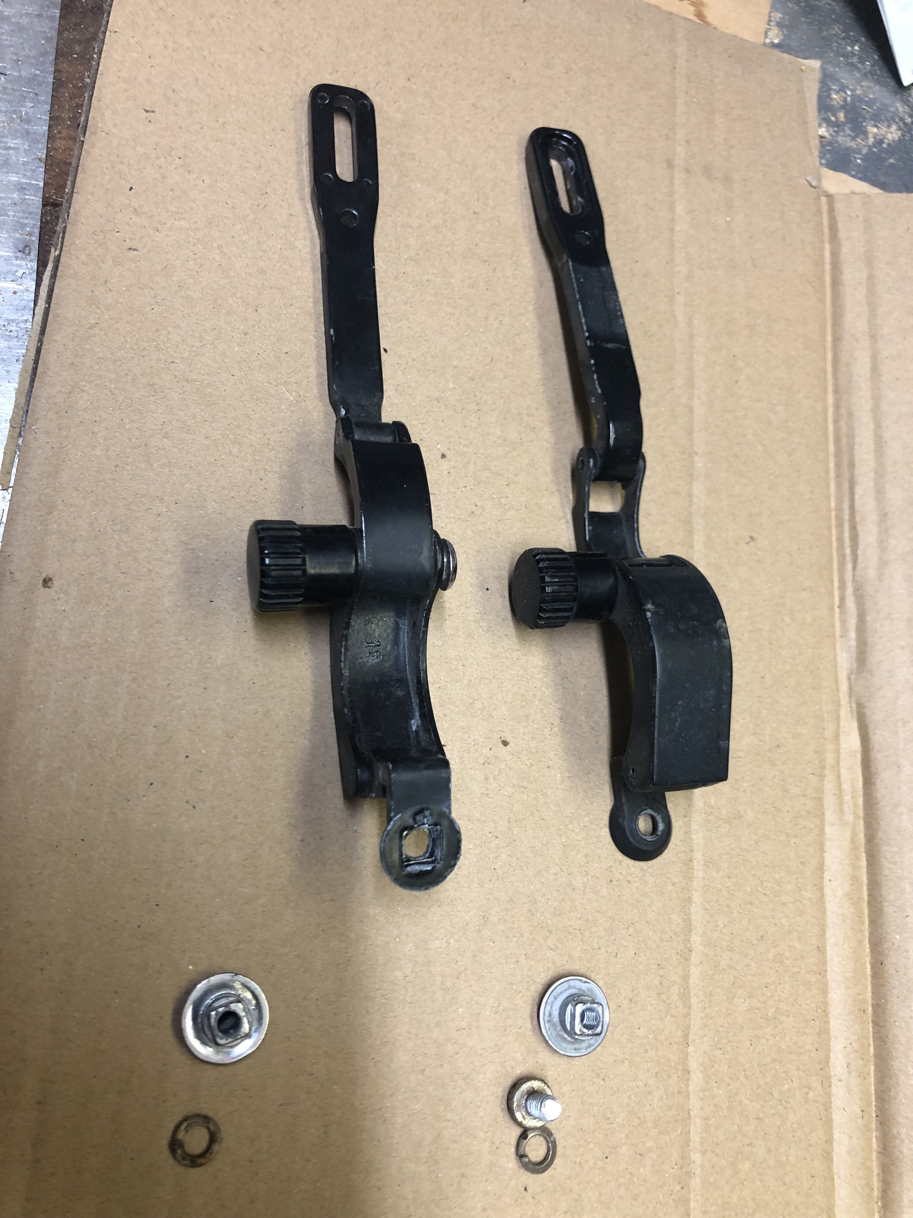 Rear window brackets in black |﻿ Body and Interior