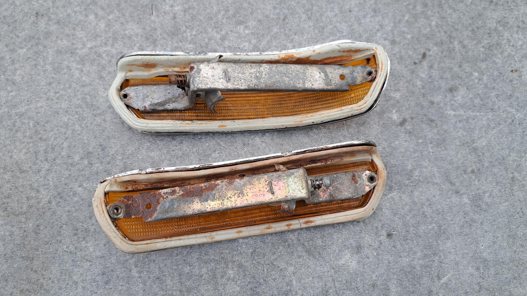 Pair of euro turn signals - Body and Interior - 2002FAQ