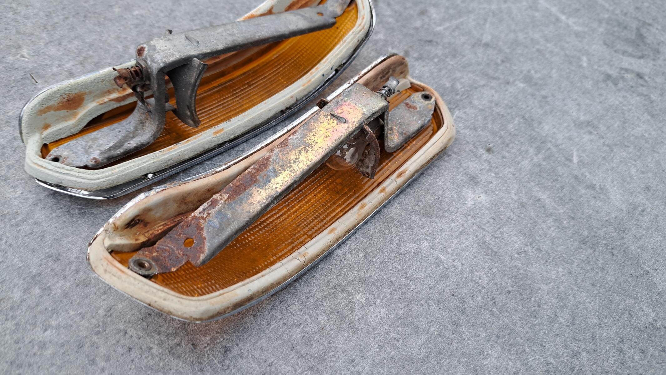 Pair of euro turn signals - Body and Interior - 2002FAQ