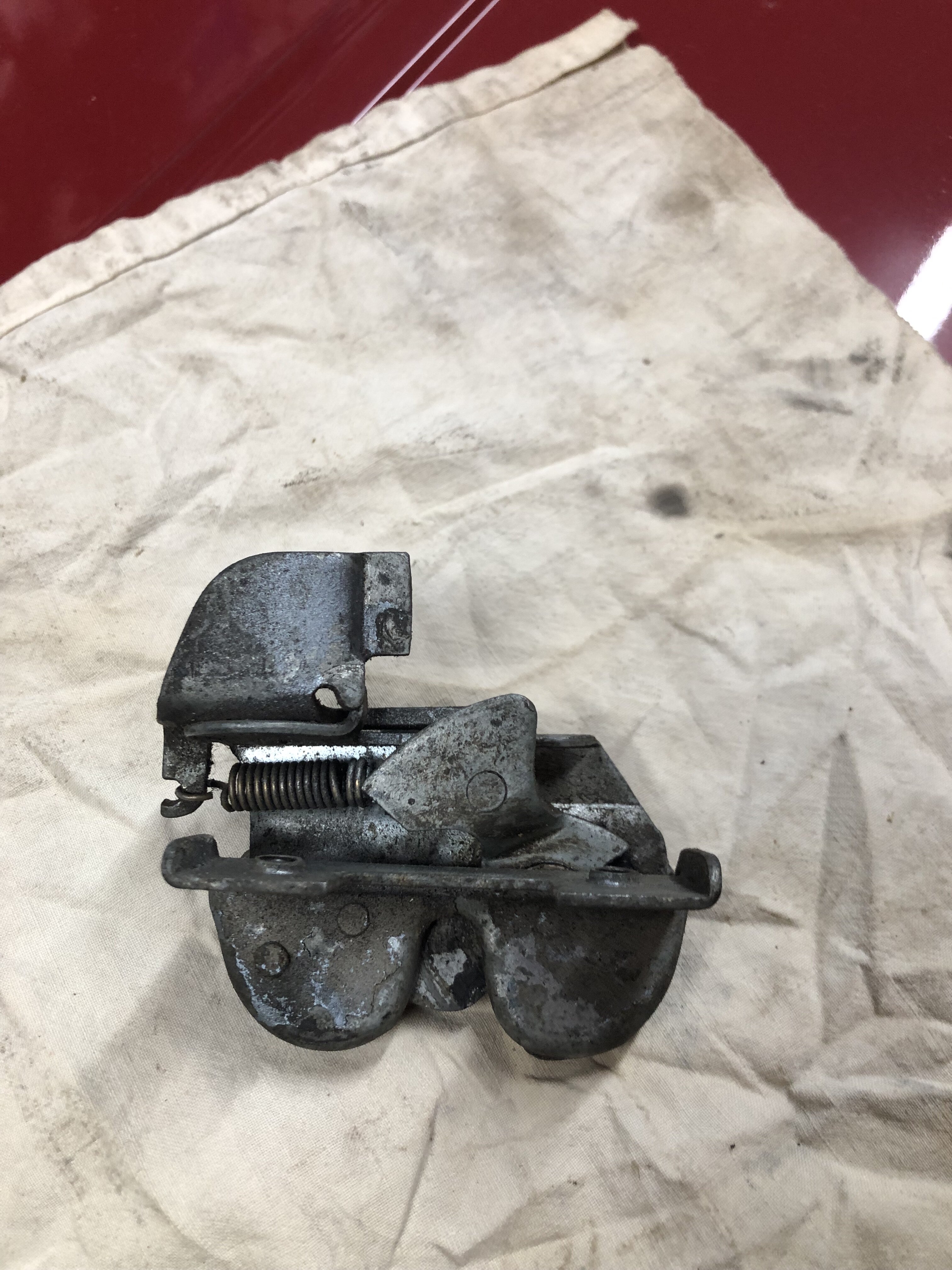 Trunk lock mechanism - Body and Interior - 2002FAQ