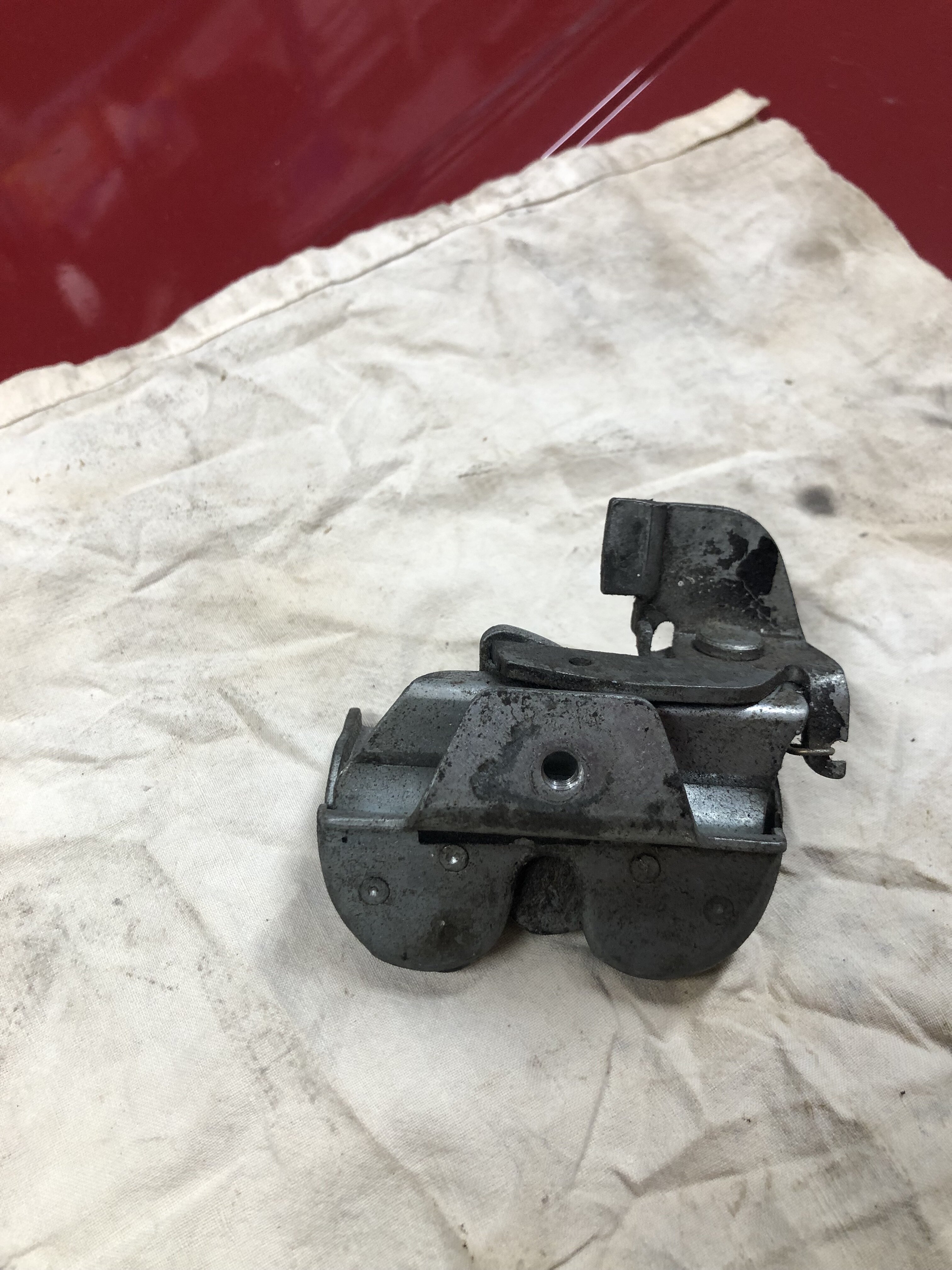 Trunk lock mechanism - Body and Interior - 2002FAQ