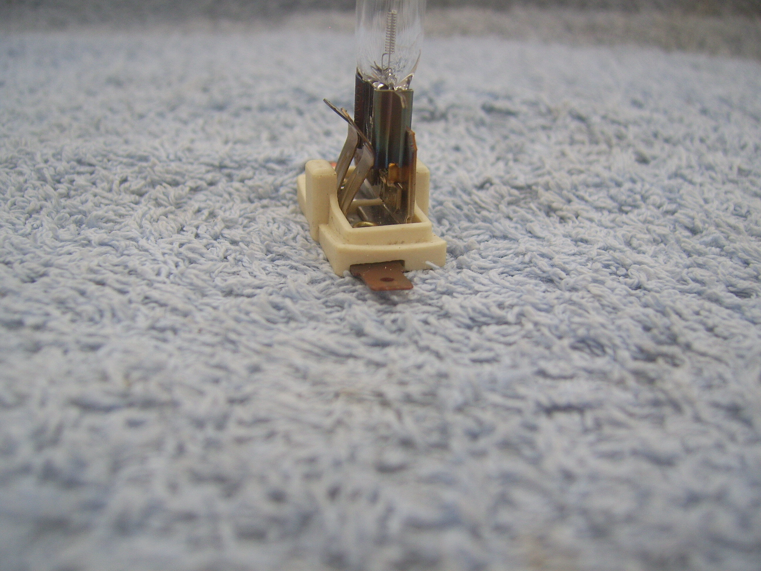H2 fog light bulb holder for CIBI's - Parts Wanted - 2002FAQ