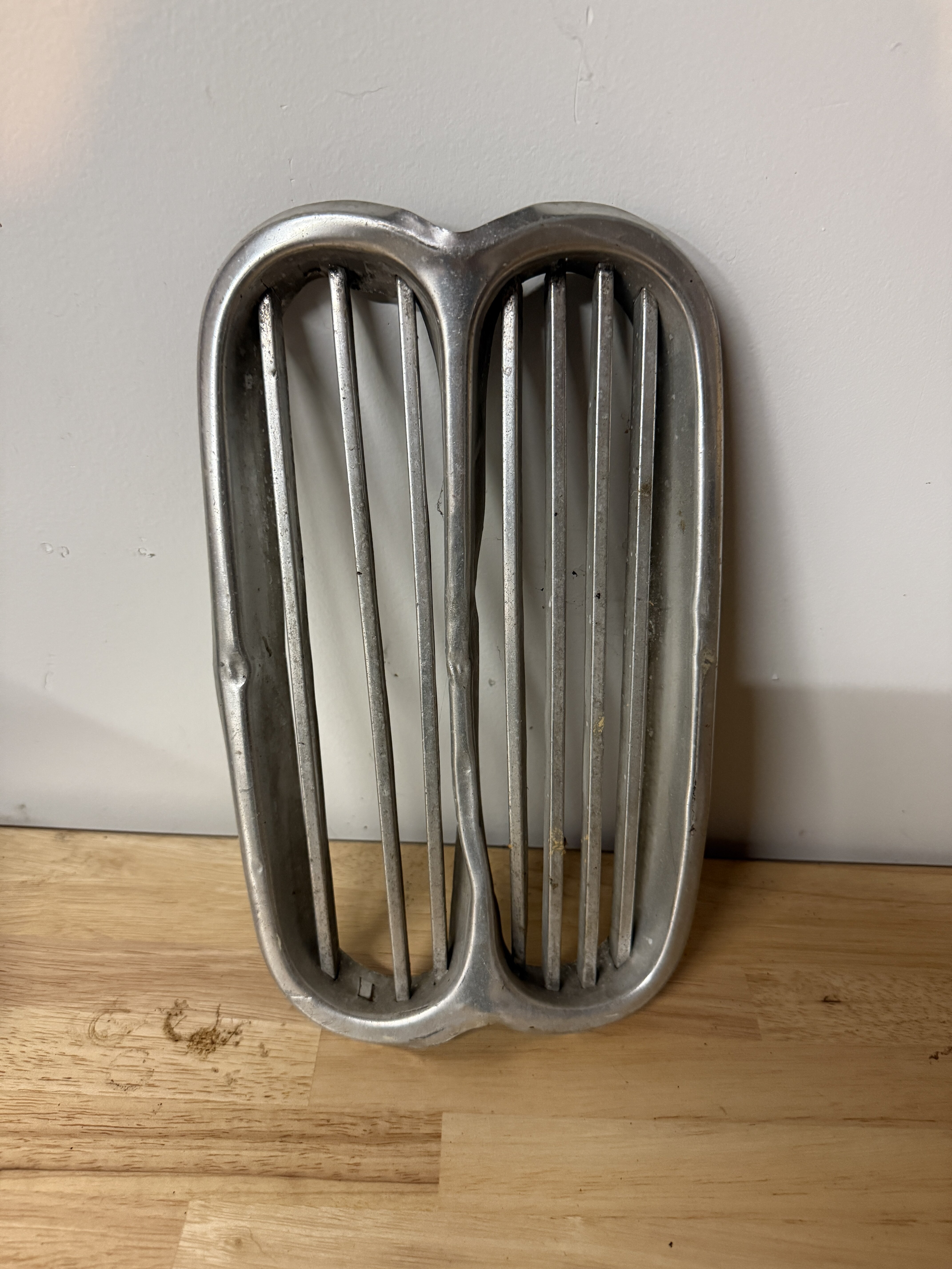 Kidney grille - wall hanger/parts - Body and Interior - 2002FAQ