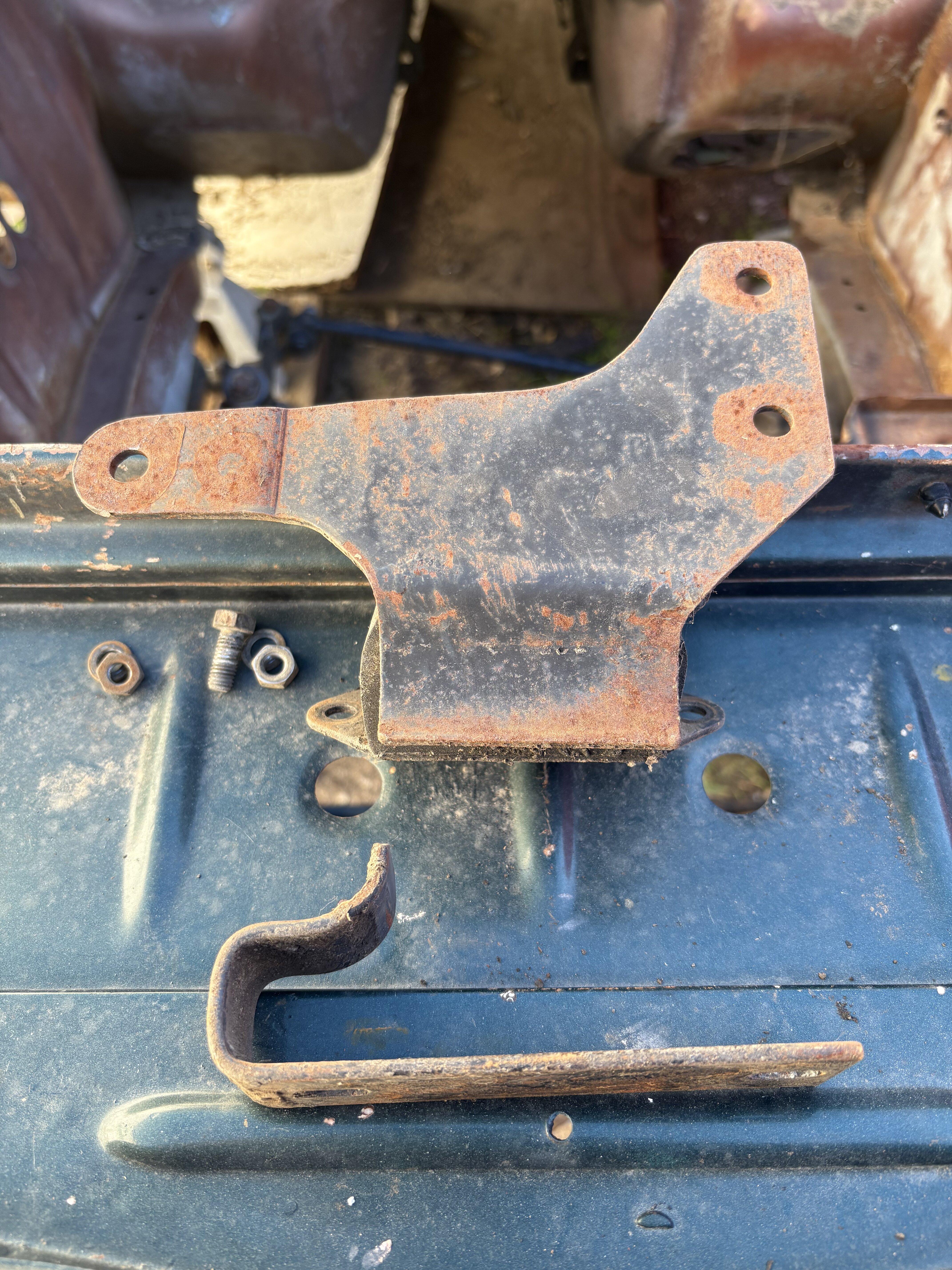 WTB Right side motor mount bracket - Parts Wanted - 2002FAQ